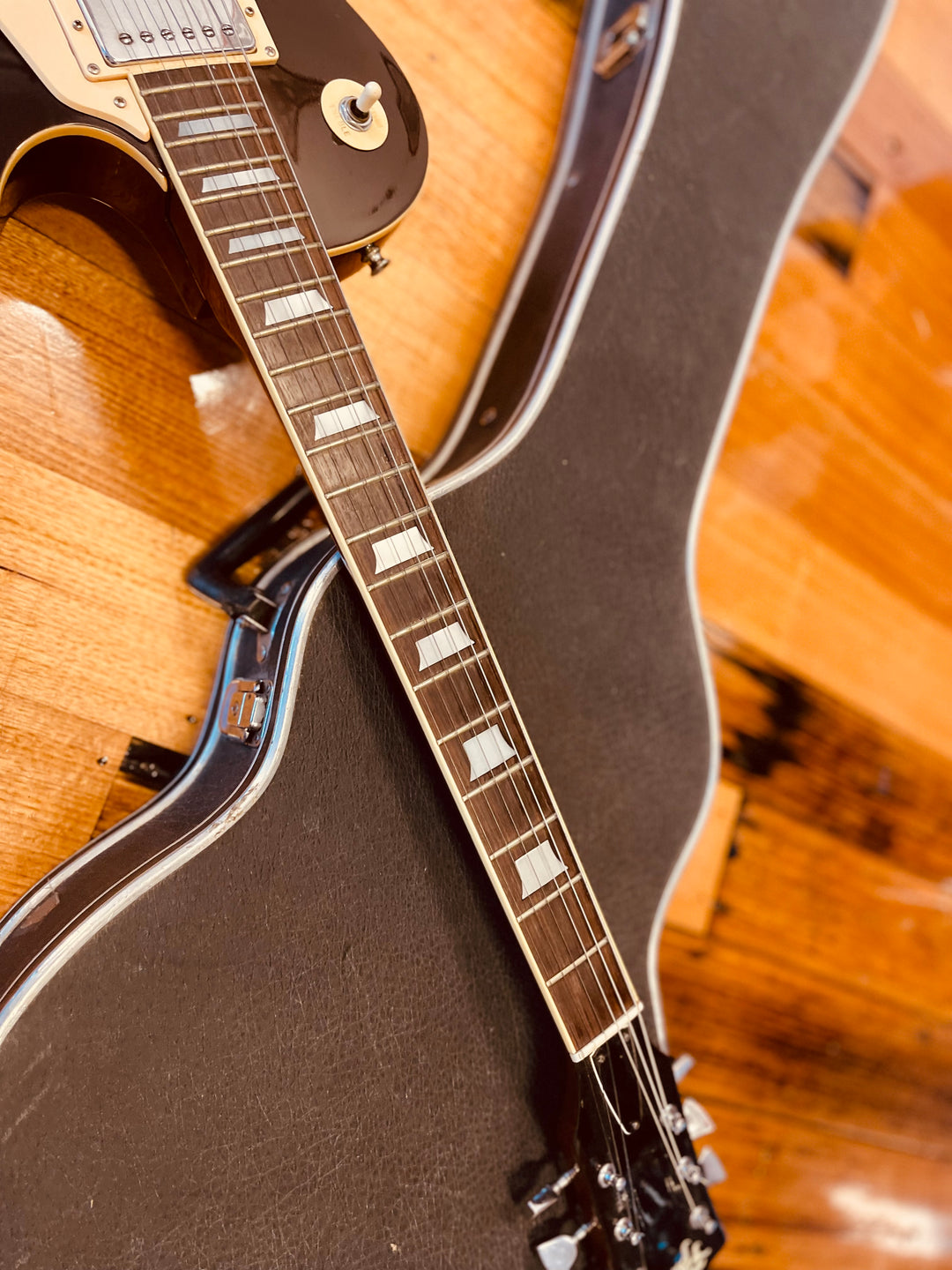 Axiom '70s LP – Classic Guitars and Amps