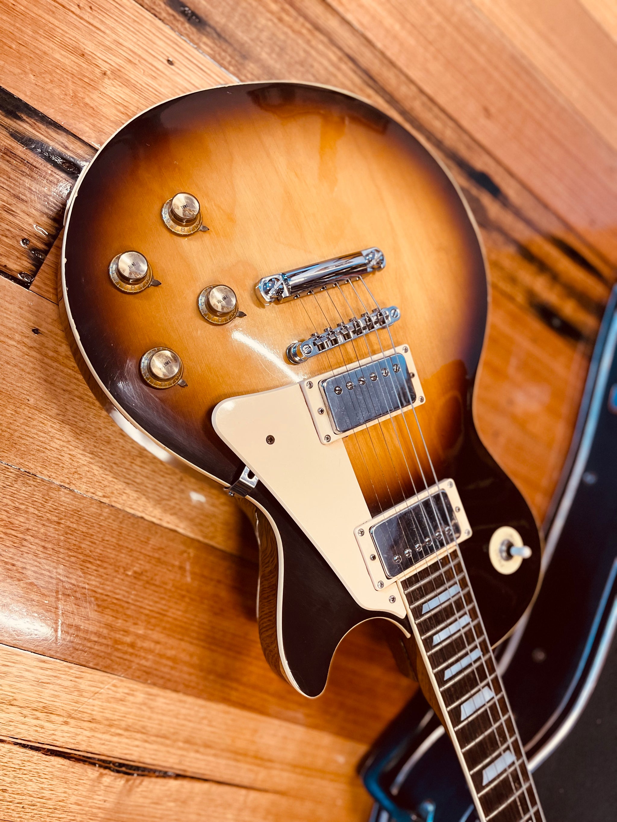 Axiom '70s LP – Classic Guitars and Amps