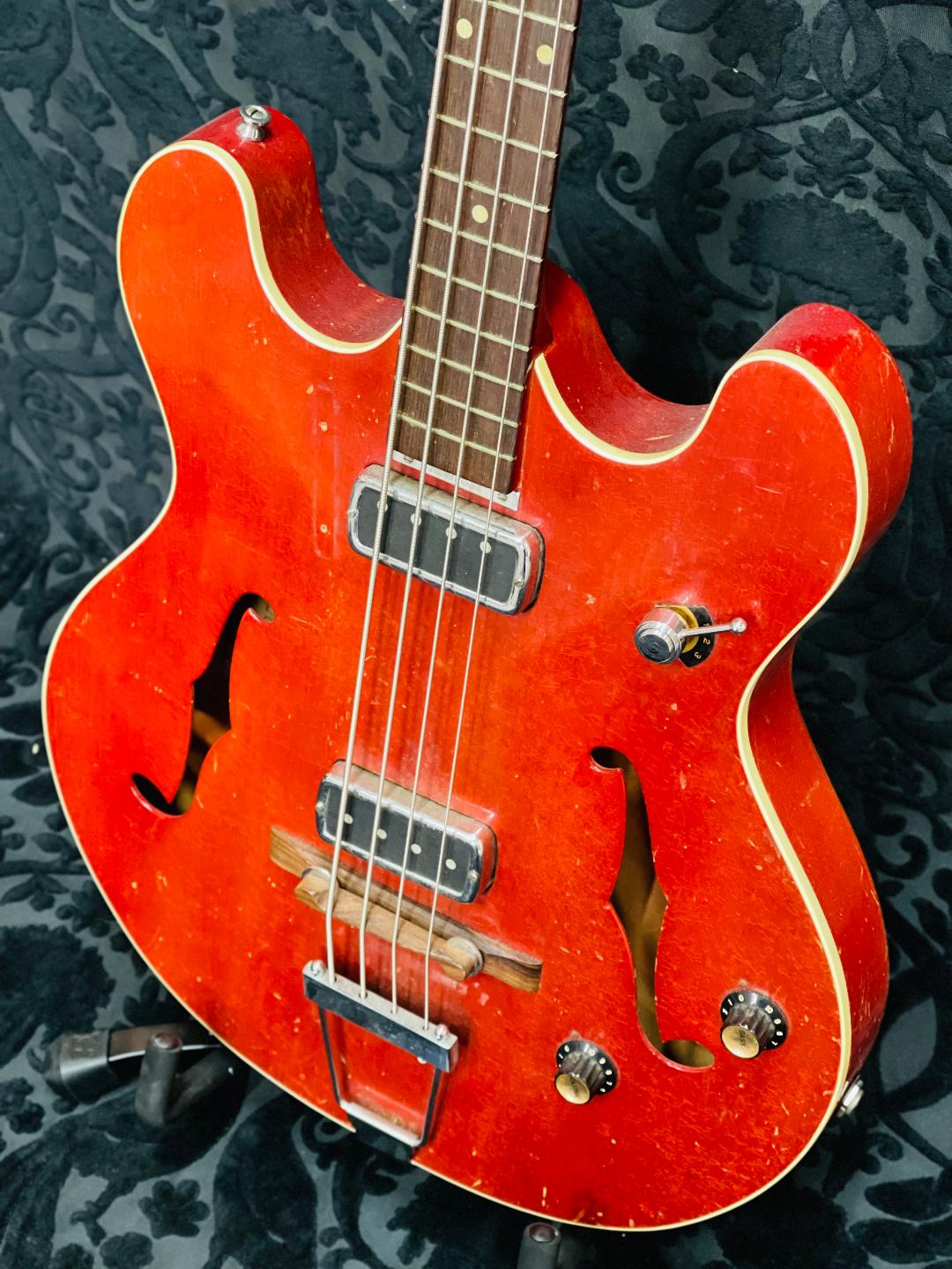 1966 Maton Beatsound BG222 Bass – Classic Guitars and Amps